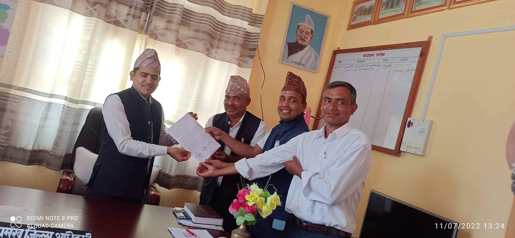 संघीय निजामती सेवा ऐन जारी गर्न माग गर्दै बैतडीबाट पनि सरकारलाई ज्ञापन ...